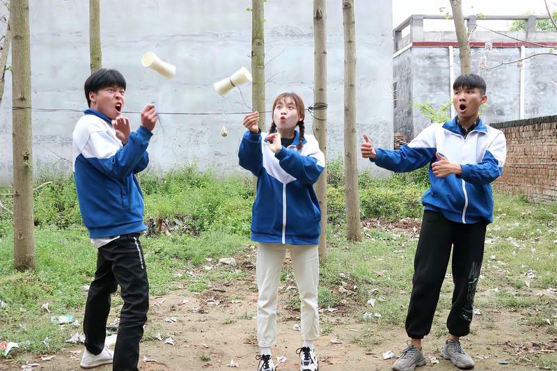 甜甜自制纸杯飞行器,两个纸杯就能完成,动手做起来吧