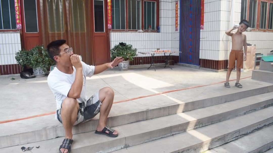 农村小伙制作童年玩具,用纸杯绳子制作传声筒,你小时候玩过吗?