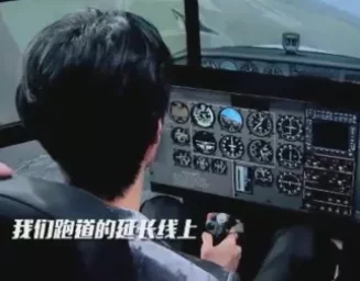 被王一博的帅气“机长”圈粉!第一次模拟开飞机,没想到这么稳!