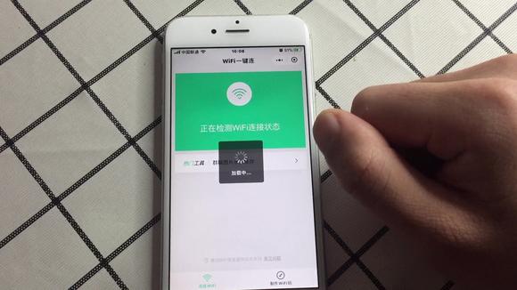 手机里的微信也可以连接wifi了,不用万能钥匙也行,你会吗