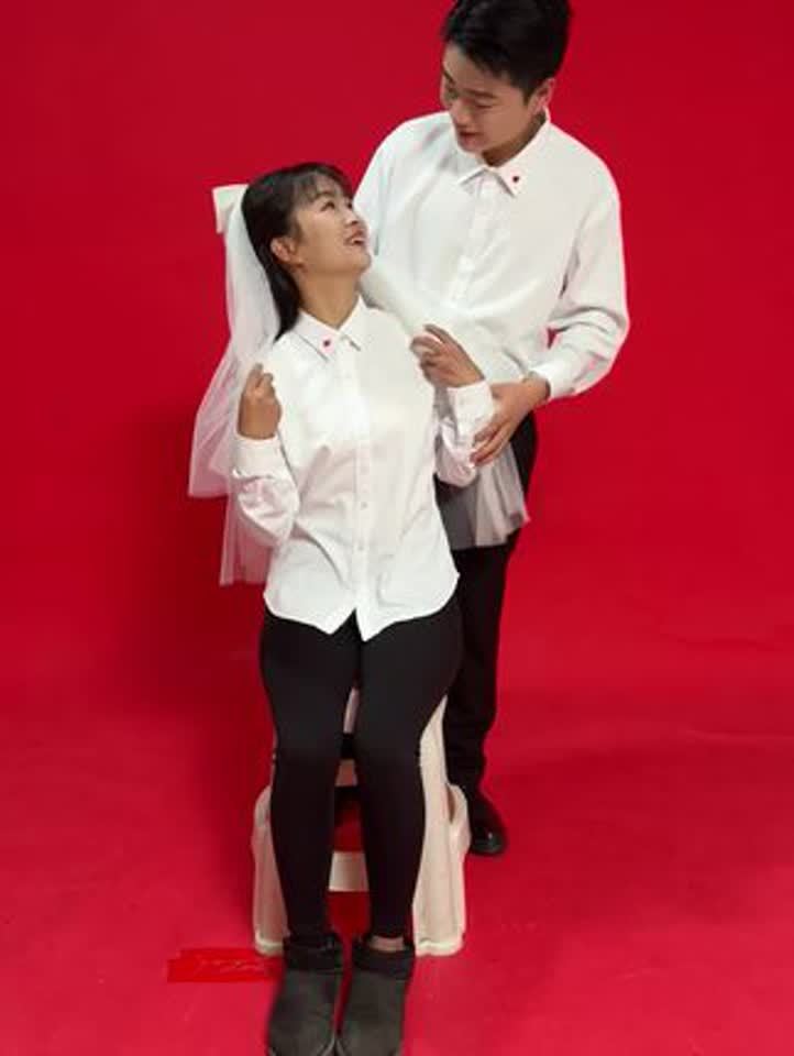 弟弟弟妹拍结婚登记照啦!记录着他们幸福时刻,我们终究马不停蹄的...