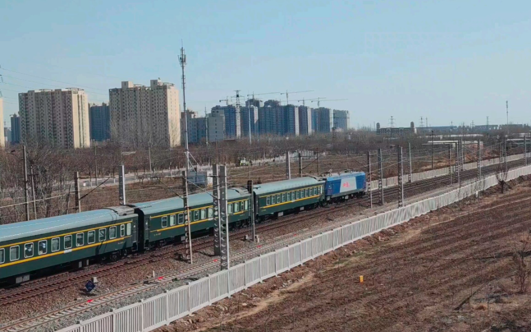 ...3C-0116牵引的K2285次(长春-昆明)列车通过京广铁路邢台龙泉大桥