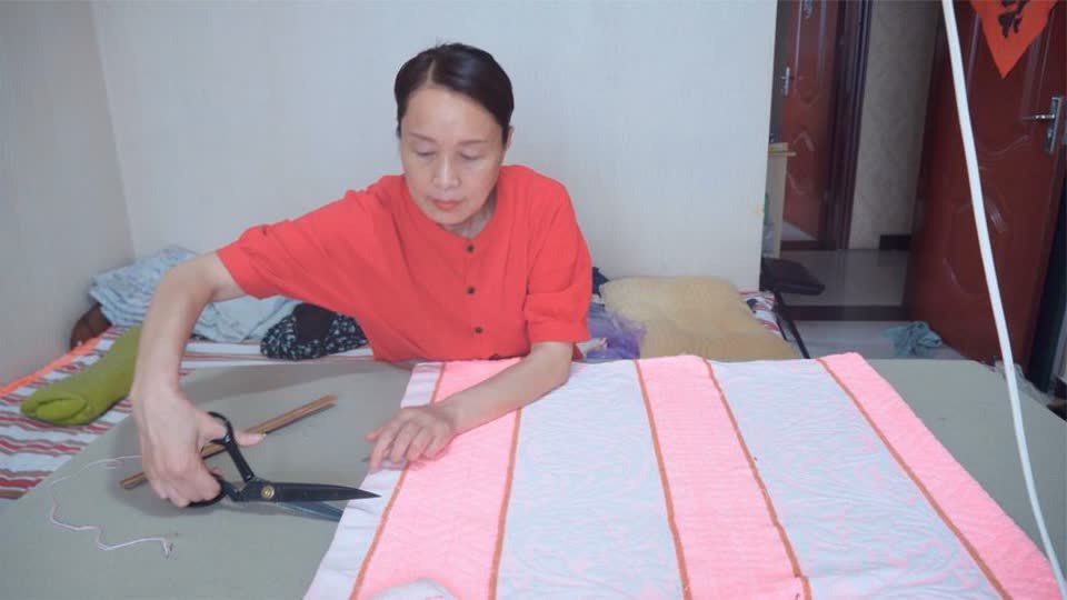 旧毛毯别扔!对折剪1刀缝起来,柔软又舒适