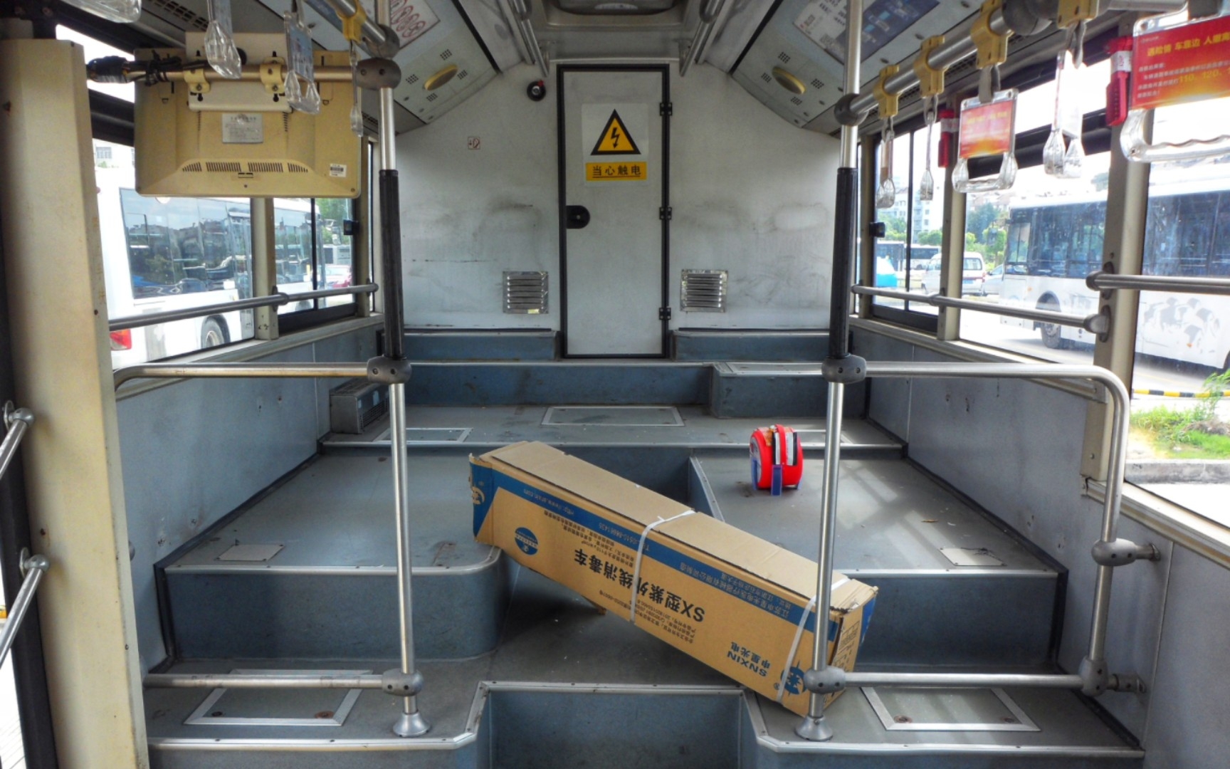 【探访】昆山公交 海格牌KLQ6109GHEV1 油电混合动力客车 设备舱...