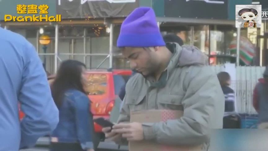 土豪扮流浪汉街头乞讨,1小伙好心施舍,土豪这样报答小伙