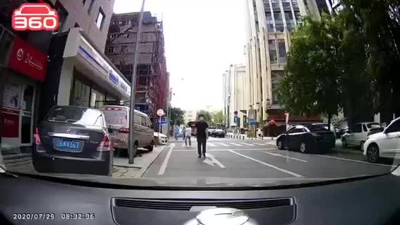 行车记录仪记录下来平静的车祸,出行注意⚠️安全!#车祸