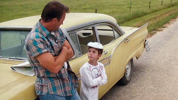 父爱对孩子童年的重要性,逃犯与男孩诠释《完美的世界》最后看哭