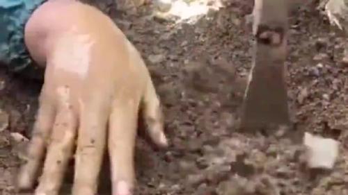 挖玉石小伙在,泥土里挖出一块上好的翡翠