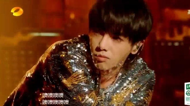 华晨宇演唱《我管你》,潇洒的态度让我秒变花痴,直接听醉了!