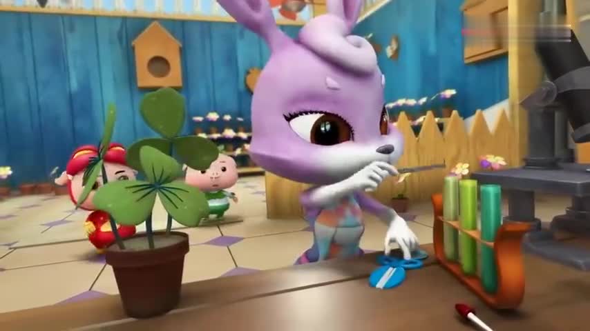 小呆呆发现一棵神奇的植物,可以像风扇一样转动,真有趣