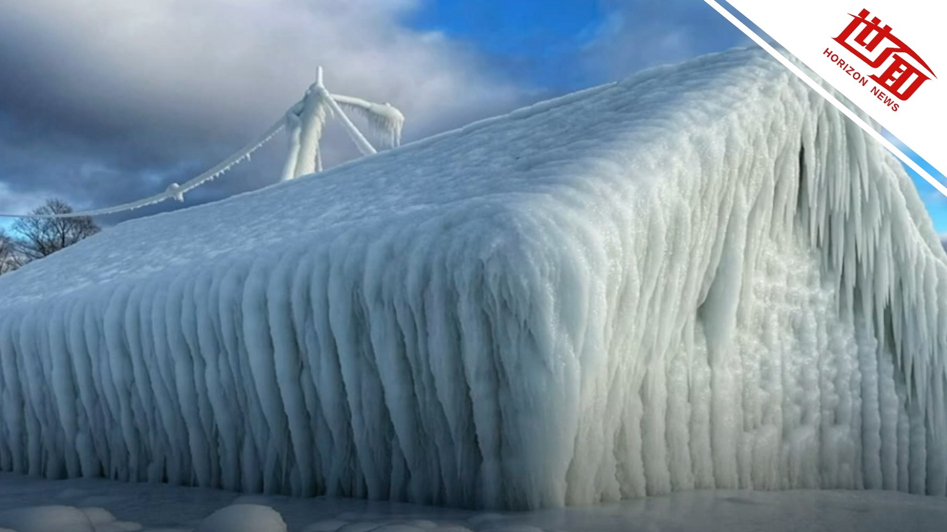 国际丨美国遭遇超强冬季风暴袭击 一湖边商店被巨大冰锥完全覆盖
