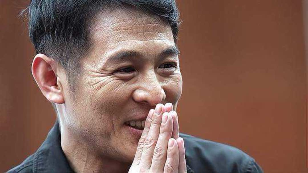 杨澜:成龙正在找接班人!你呢?李连杰:我不需要!我算哪根葱啊