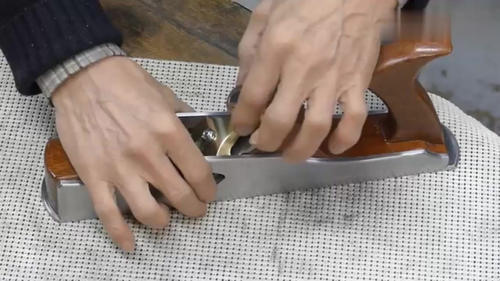 木工自己打造一个木刨,一看就知道是高手!