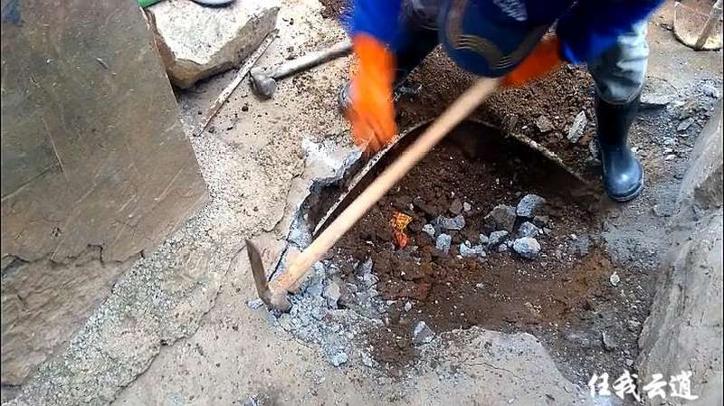 农村老少自发检查堵塞的自来水水管,连挖三个地方才找到罪魁祸首