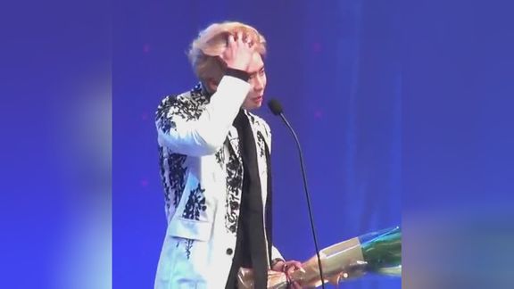 据说李钟硕这个标志性动作秒杀一切,颁奖礼现场全场起哄