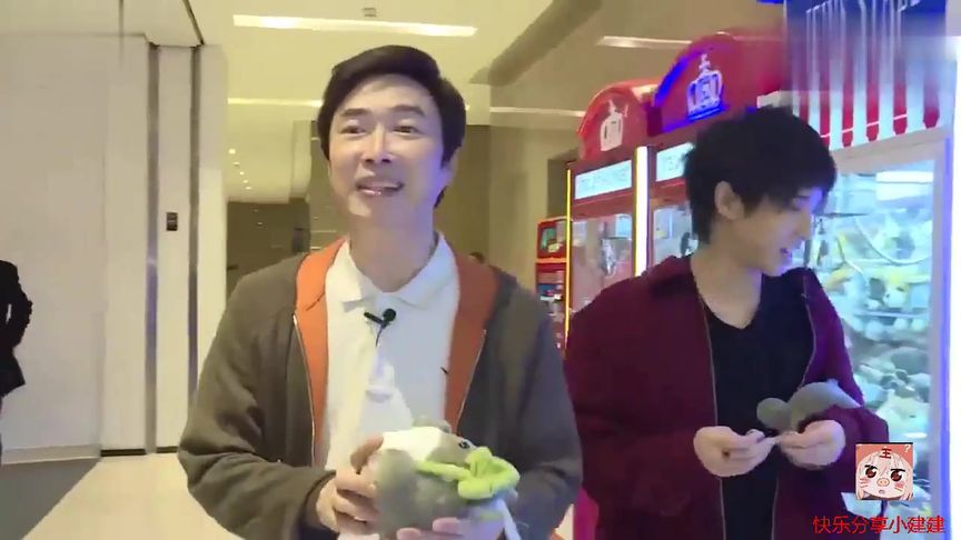他耍赖!华晨宇跺脚撒娇,教费玉清抓娃娃屡次失败