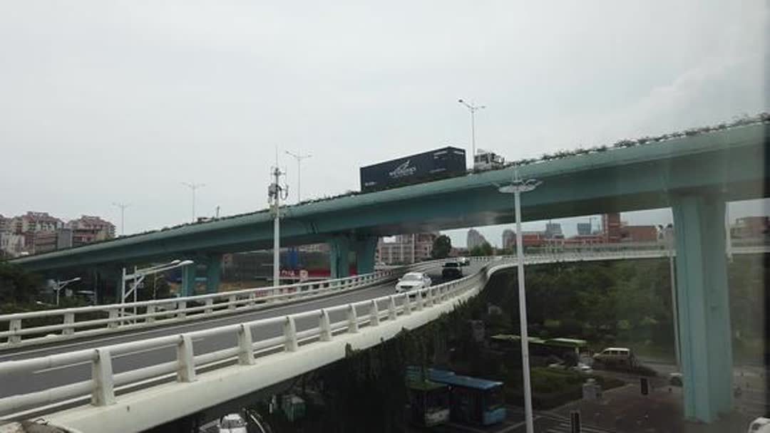 小伙从厦门北站前往主城区,一路上欣赏厦门高大上的城市面貌