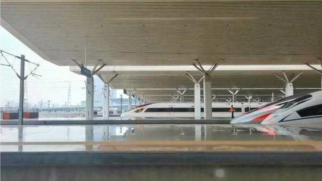 很难想象火车开出郑州前往济南,窗外是这样的画面,太让人意外了