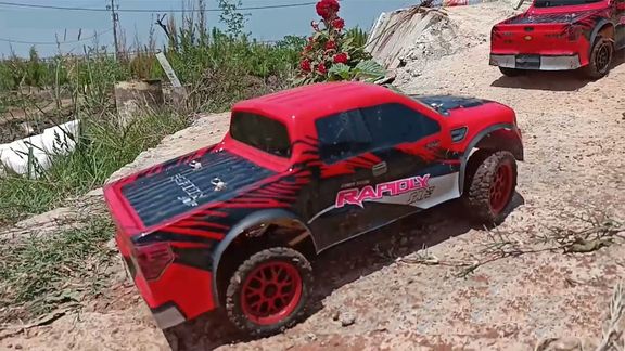 两辆彩色皮卡车玩具室外越野