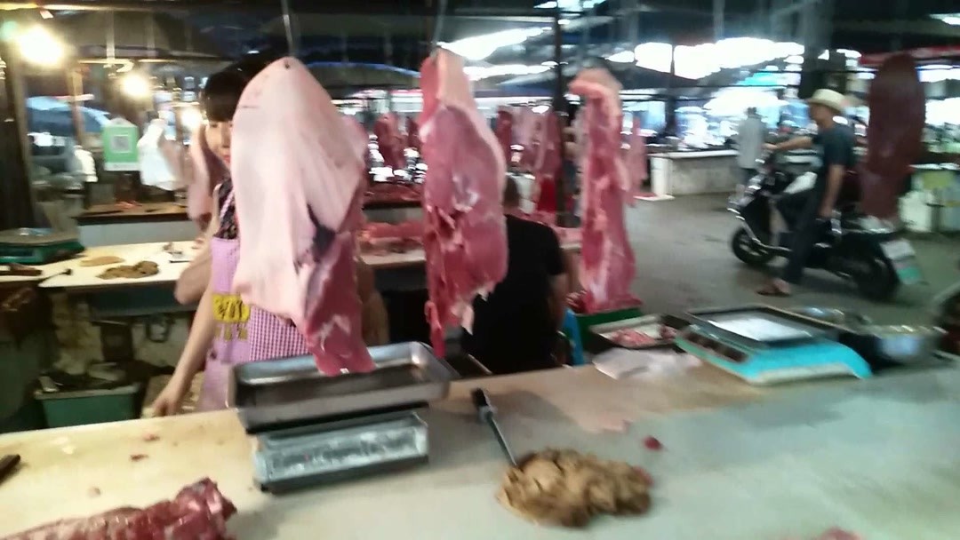 很多人说吃不起猪肉,排骨35一斤,小伙带你看三线城市猪肉价格
