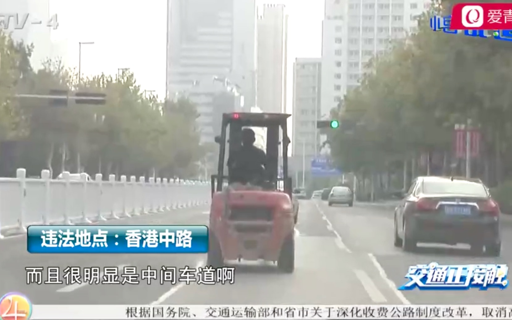 叉车到底是不是车?堂而皇之行驶在大马路上,遇史上最逗交警