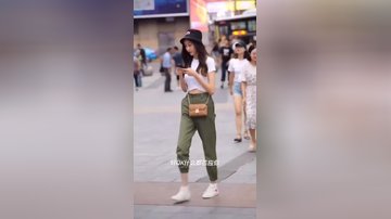 街拍高颜值小姐姐身材比例真好,眼神里似乎透露出一点小骄傲