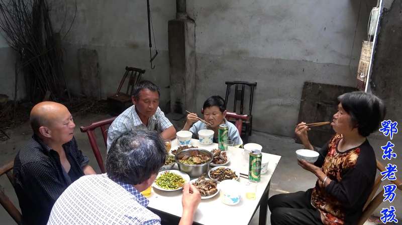 380块钱的太阳能路灯,老男孩帮大叔安装,还吃上了一桌硬菜
