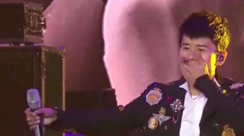 张杰一曲《还珠格格》主题曲,比原唱还好听,现场歌迷疯狂呐喊