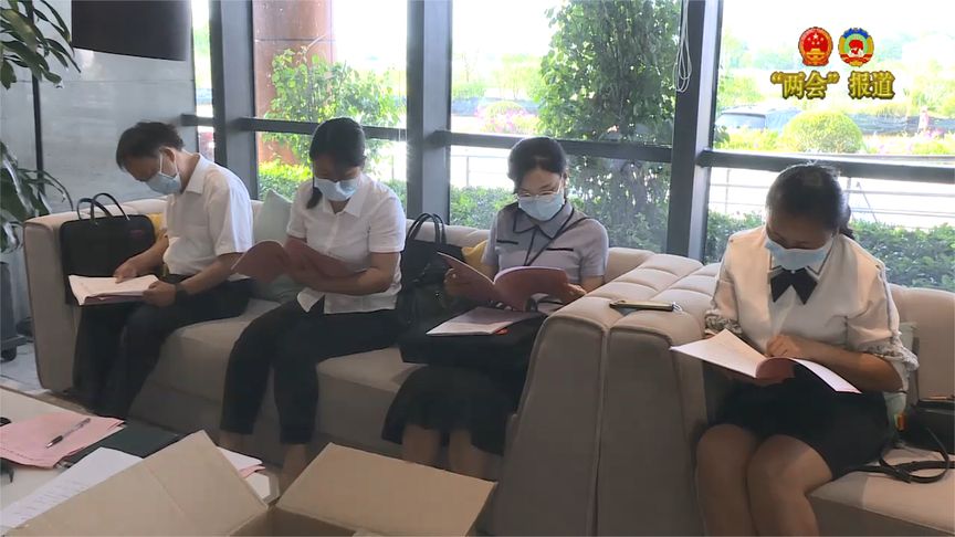 【南康新闻】出席区三届人大一次会议的人大代表们向大会报到