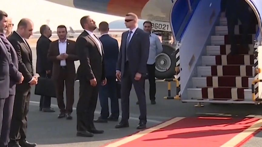 普京抵达伊朗保镖提黑色箱子紧随