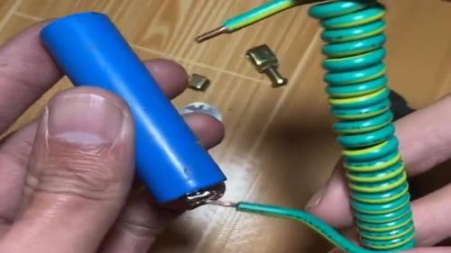 真是涨知识了,螺丝刀没有磁铁,竟还能充电就能恢复吸磁功能!