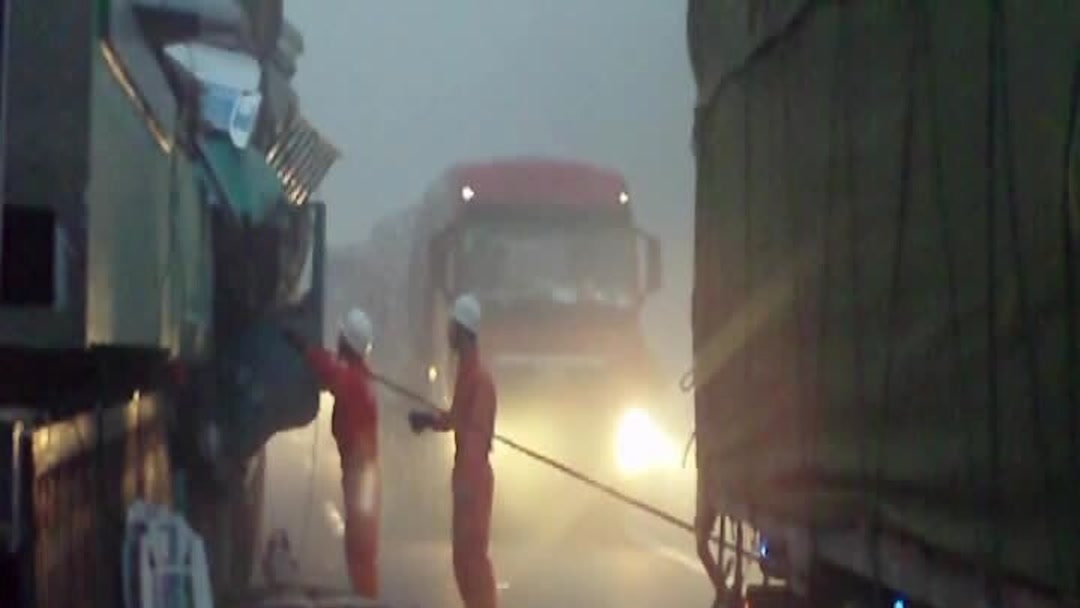 【拍客】直击两货车追尾救人现场