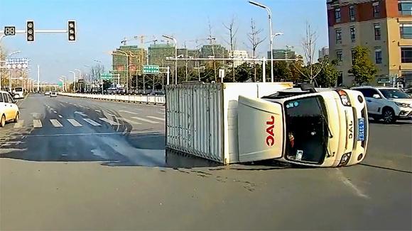 交通事故合集:大货车不保持安全车距,盲目超车让人防不胜防