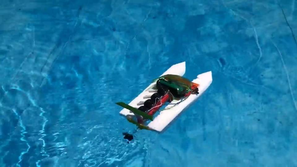 见识一下,我自己动手制作的玩具遥控船,网友:给评价一下呗