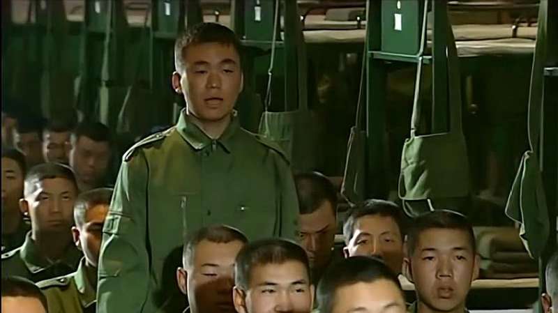 许三多过耳不忘,连长惊喜夸奖,下一秒却罚他抄写三遍保密条例