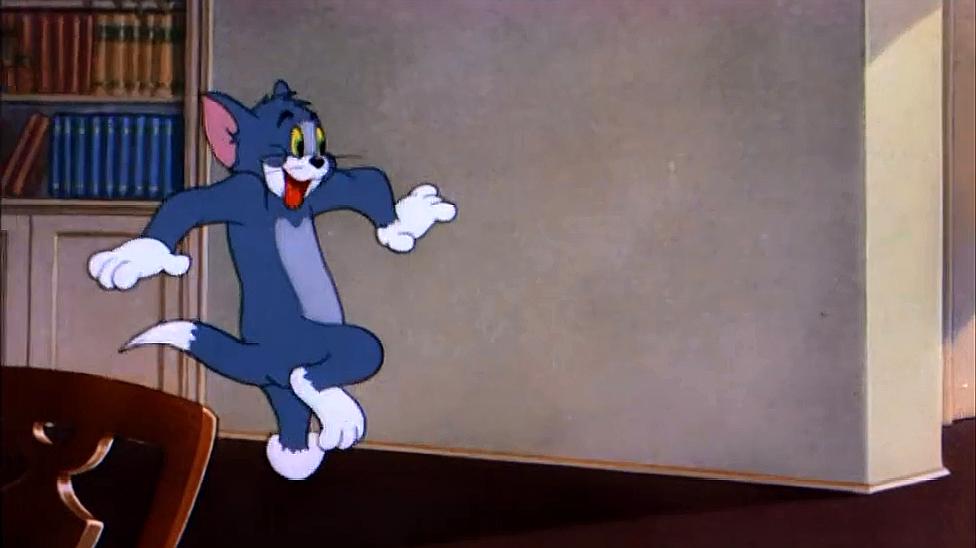 猫和老鼠:汤姆模仿主人走路,竟自己乐得不行,家里没人就是嘚瑟