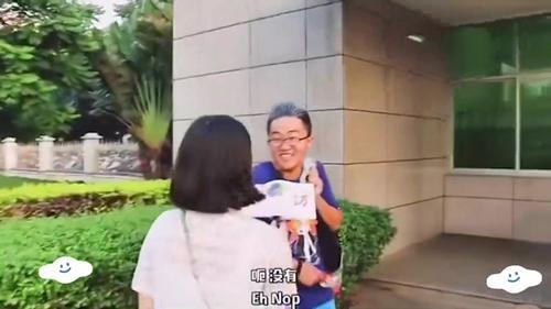 小记者在学校采访同学,敏感问题学弟的回答绝。网友:是我太年轻。...