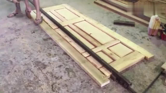 这才是原木门,看看是如何制作的,卖得贵是有原因的