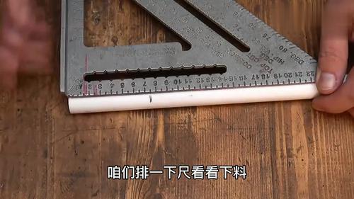 今天,用水管和膨胀螺栓制作了一个可以扭转的手锯,使用方便,携带方便