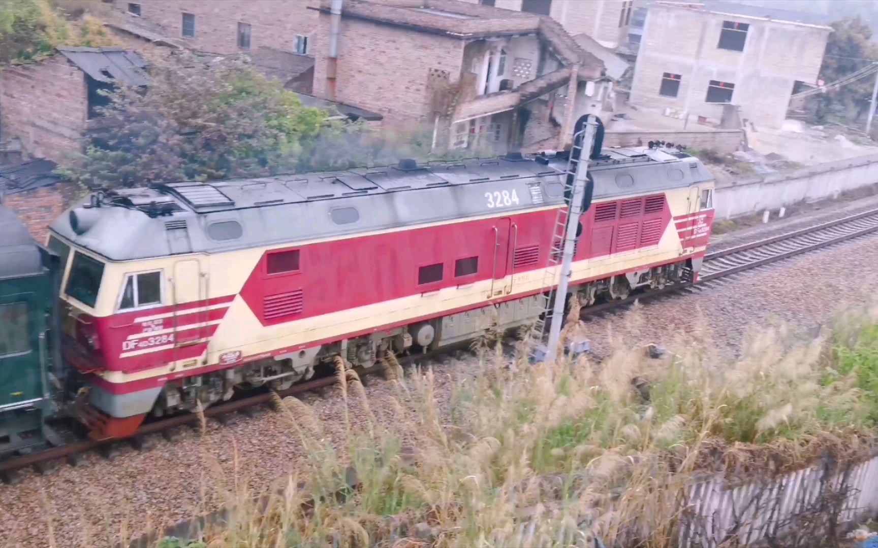 T290次列车离开玉林进入益湛线开往北京方向