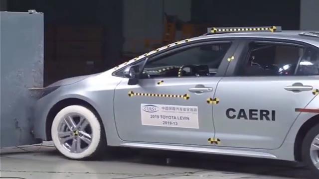 丰田雷凌碰撞测试,不撞不知道,这车真结实!