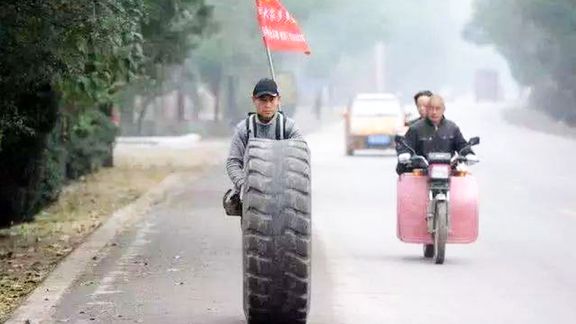 为何会有人在川藏线上滚轮胎?知情人:滚着滚着就赚到了100万
