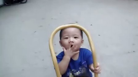 刚满一周岁的宝贝推推车