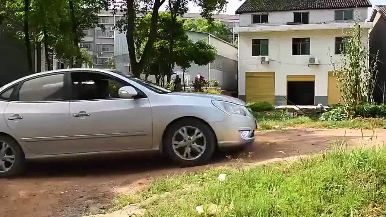 汽车停车时,先拉手刹再松脚刹或者先松脚刹再拉手刹,哪种更好?