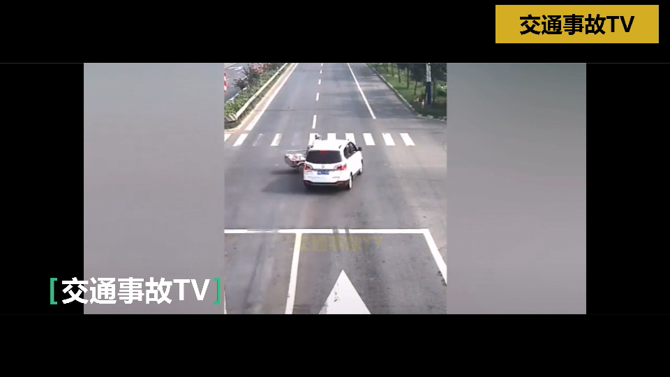 汽车撞翻三轮车,交通事故一则!