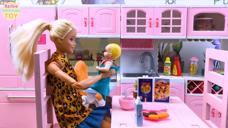 芭比娃娃玩具!芭比为小婴儿做午餐的玩具故事