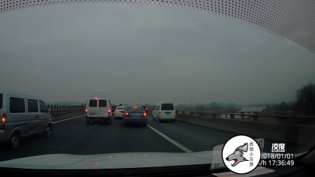 阴雨天,高速上五车追尾