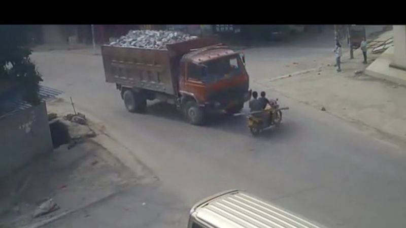 行车记录仪拍下的严重车祸交通事故,真的挺可怕的,看来要小心了