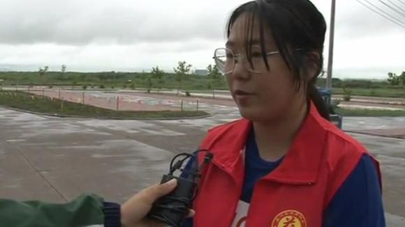 我校教师和学生家长带领学生参加社会实践公益劳动