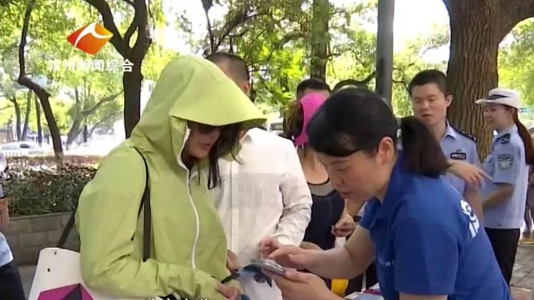 宣传“一盔一带”保障交通安全